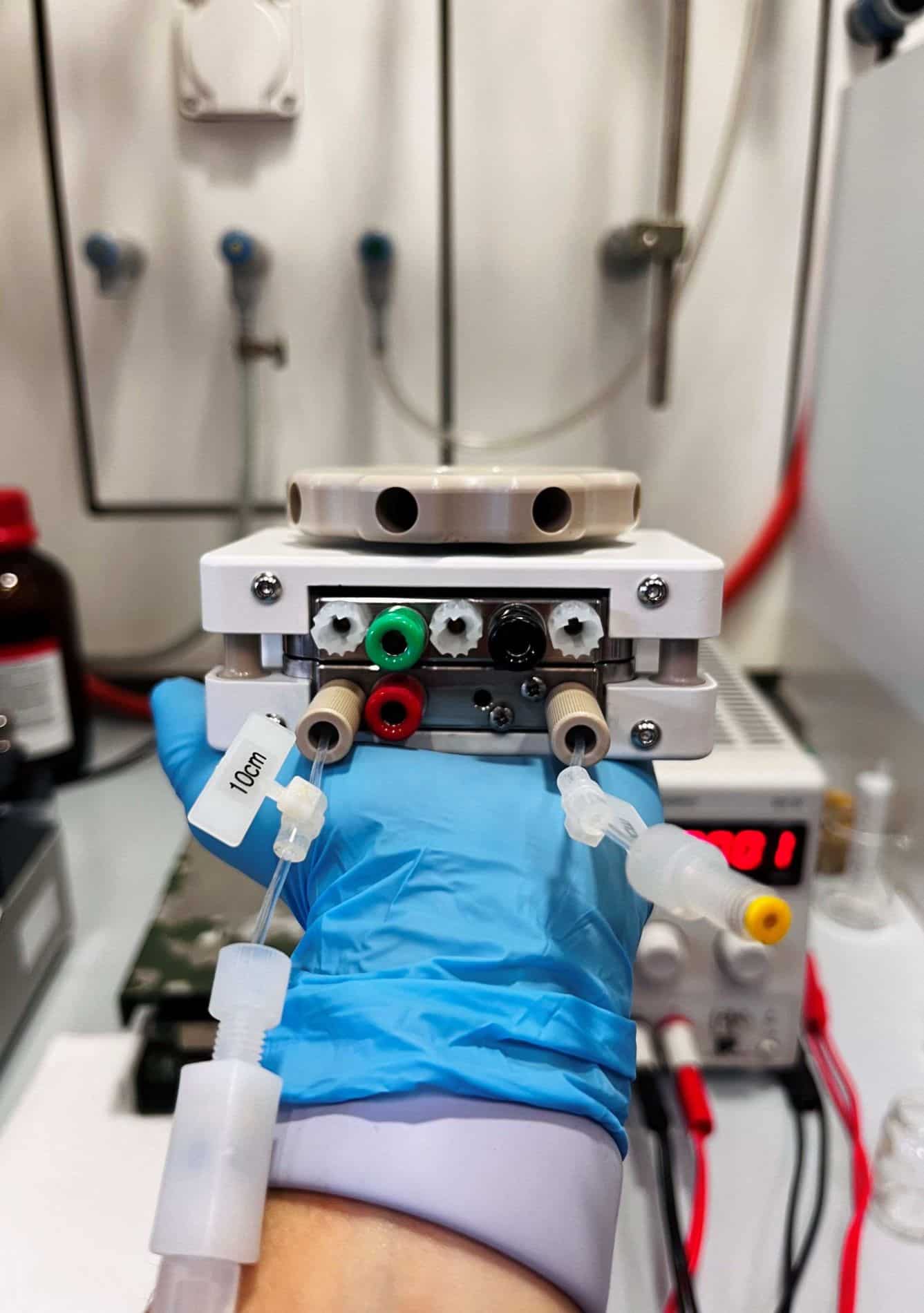 Externes elektrisches Feld steuert Reaktion – ChemieXtra – Die ...